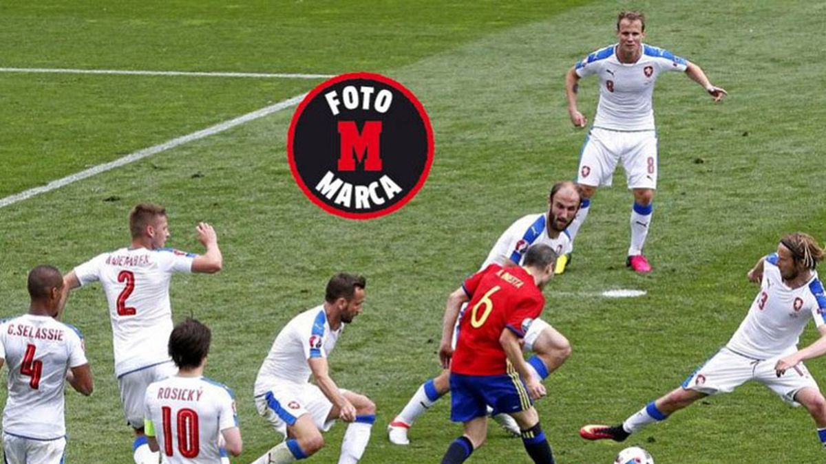 Contra todos: apareció otra foto de Iniesta rodeado por camisetas rivales