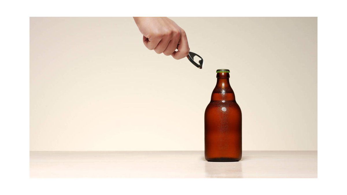 Las curiosas maneras de destapar una botella sin abridor