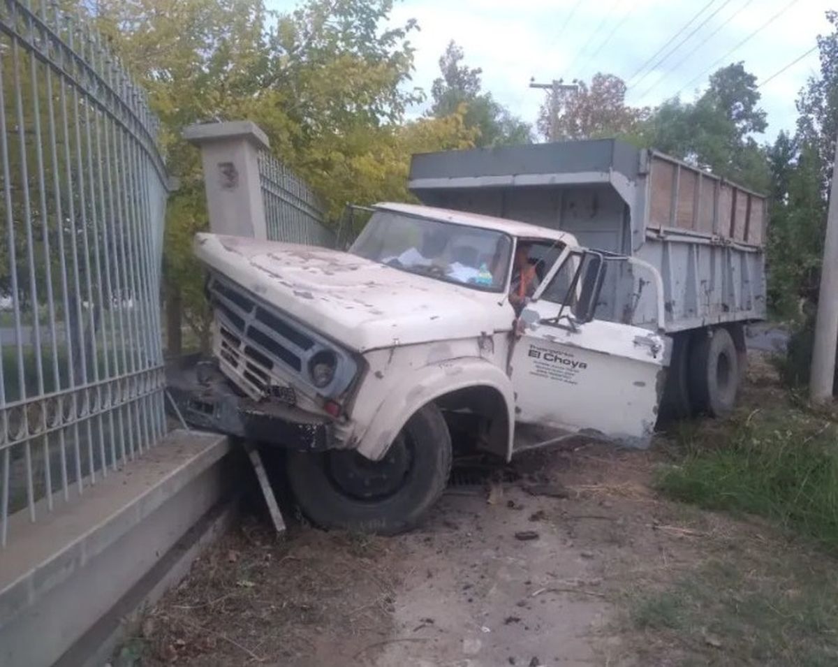 Perdió el control del camión y chocó contra una pared